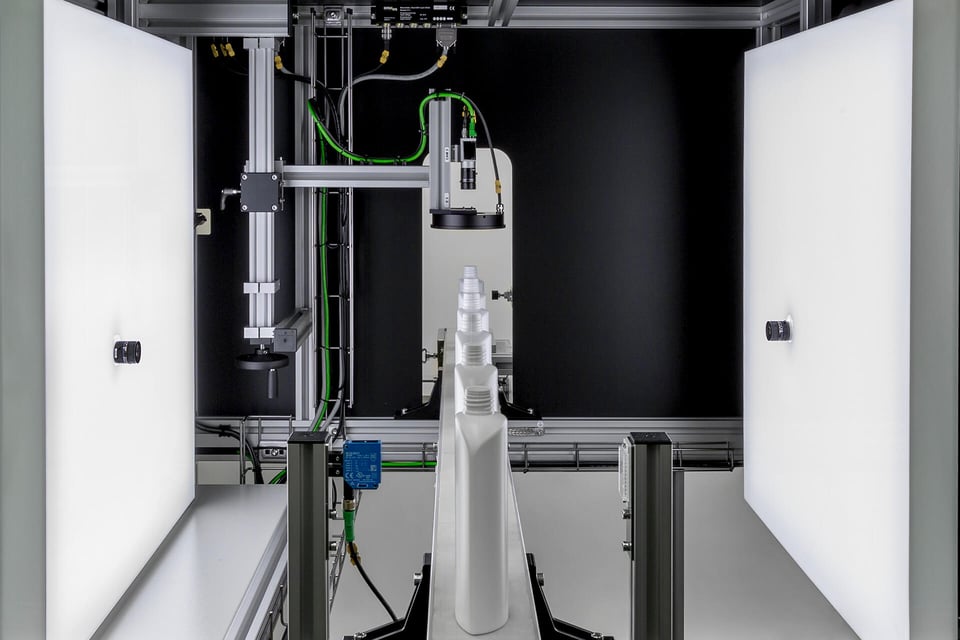 Preconfigured plastic container and bottle inspection by INTRAVIS
